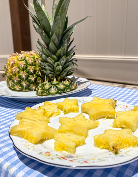 Pineapple Stars: A Super Cute and Easy Pineapple Garnish